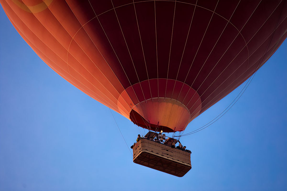 Why is a balloon flight a good choice for a corporate event?